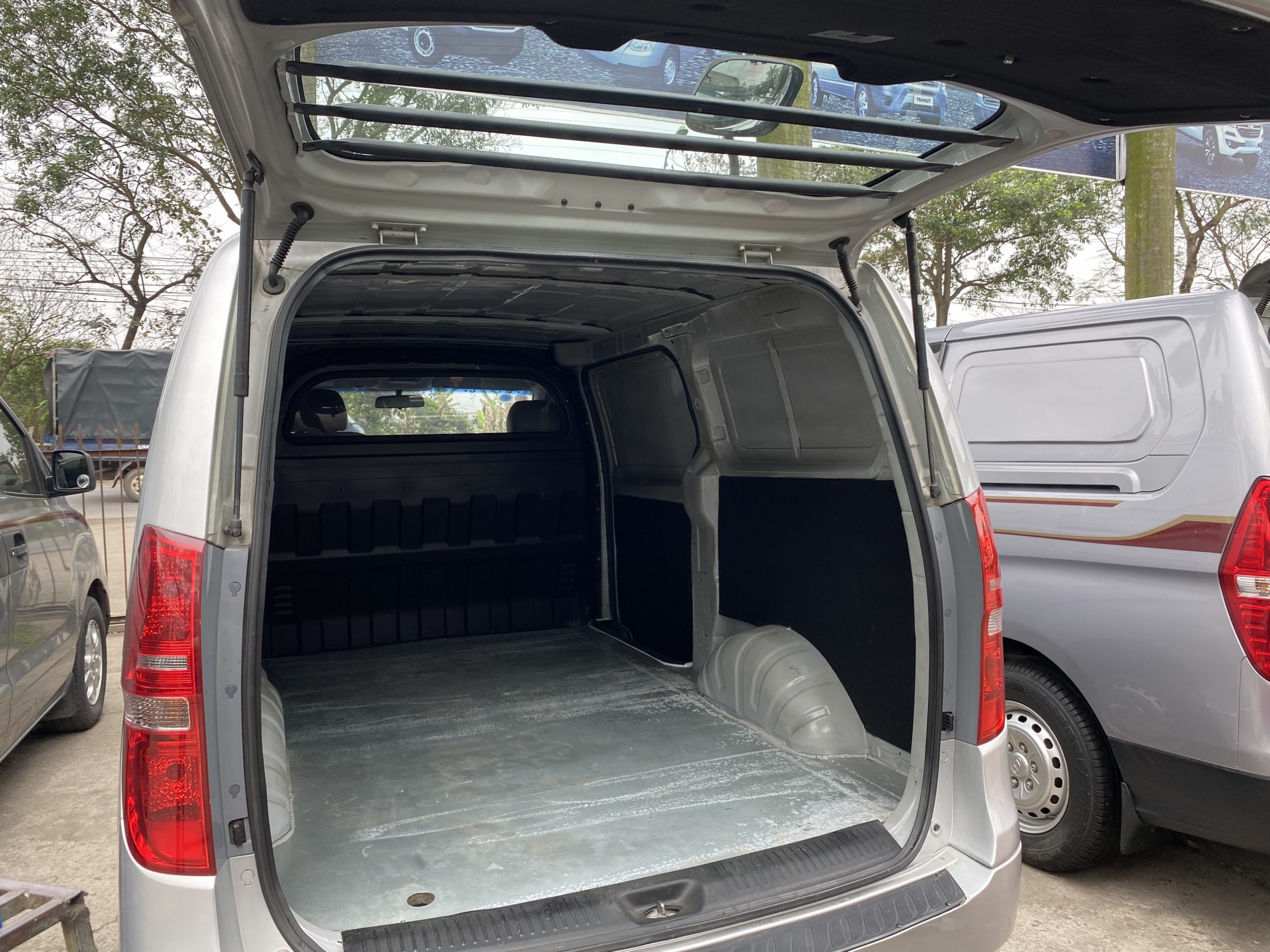 Giá mua bán xe Hyundai Starex cũ 2023